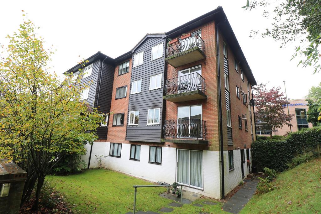 Great Heathmead, Haywards Heath, RH16 1 bed flat - £215,000