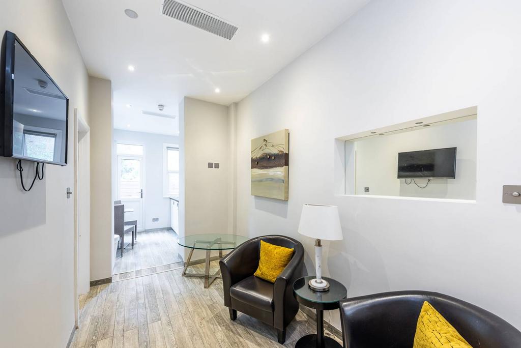 Warwick Road, Earls Court, London, SW5 1 bed flat - £2,145 pcm (£495 pw)