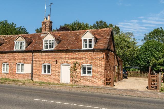 Nuneham Courtenay, Oxfordshire, OX44 2 bed semi-detached house - £585,000