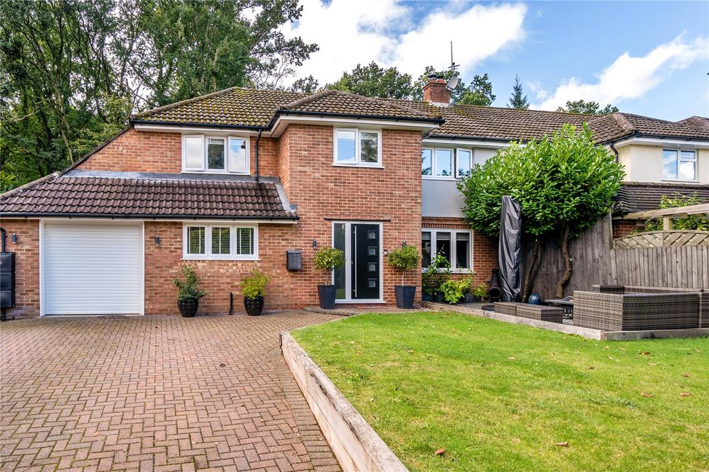 Stovolds Way, Aldershot GU11 4 bed semi-detached house - £585,000