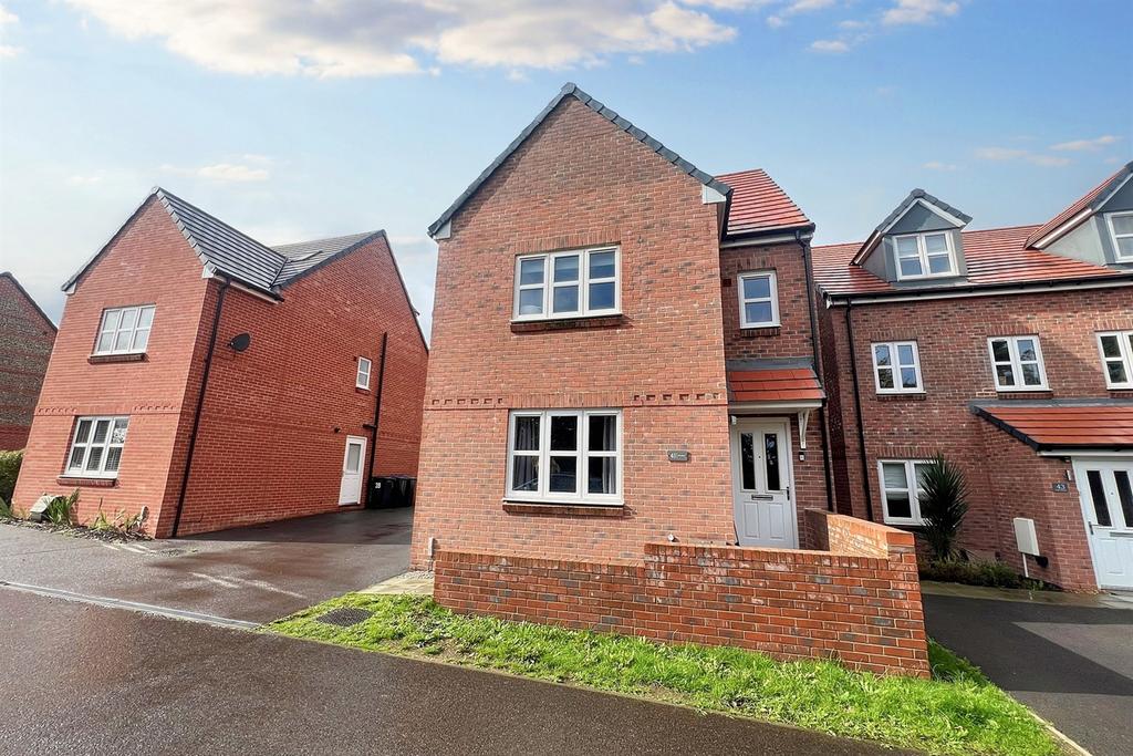 Fugglestone Red 4 bed detached house - £400,000