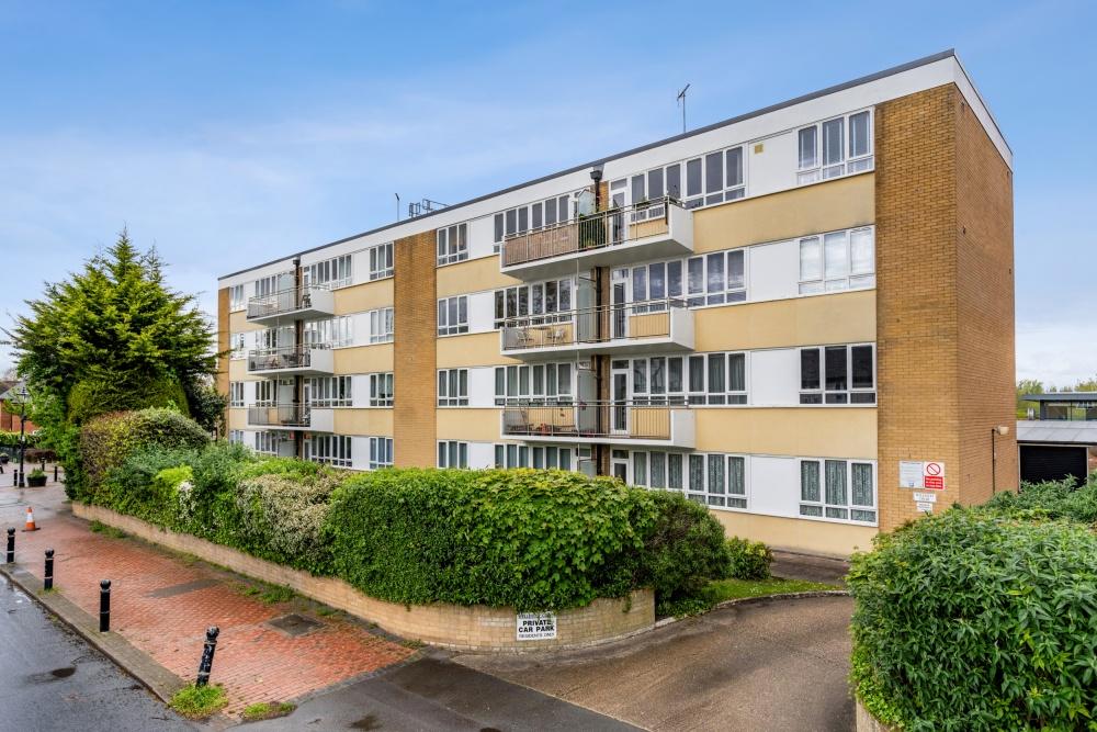 Wellesley Court, IVER SL0 2 bed flat - £1,500 pcm (£346 pw)