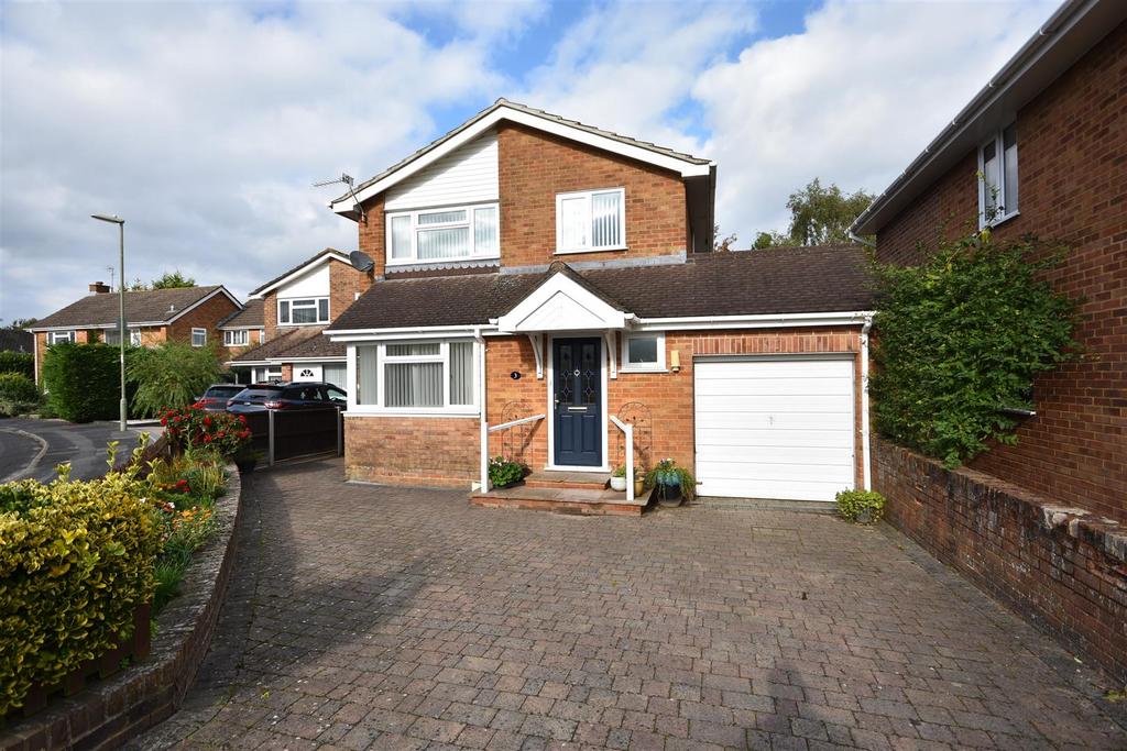 Rose Close, Basingstoke RG22 3 bed detached house - £450,000