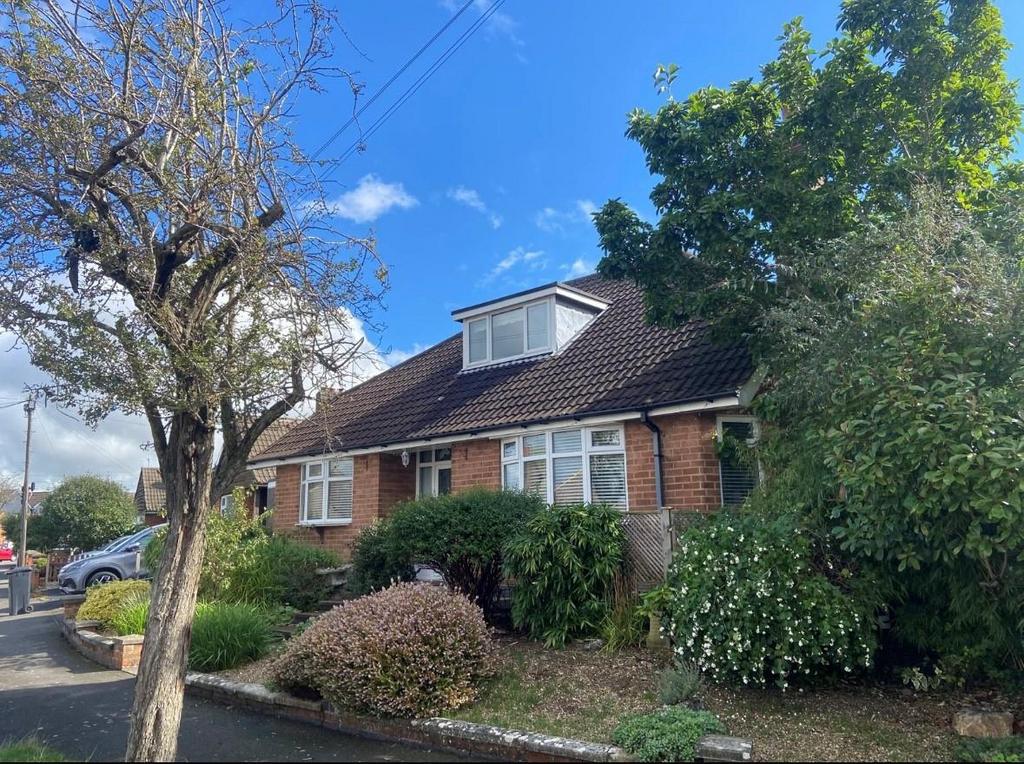 Elizabeth Drive, Oadby, Leicester 4 bed detached bungalow - £415,000