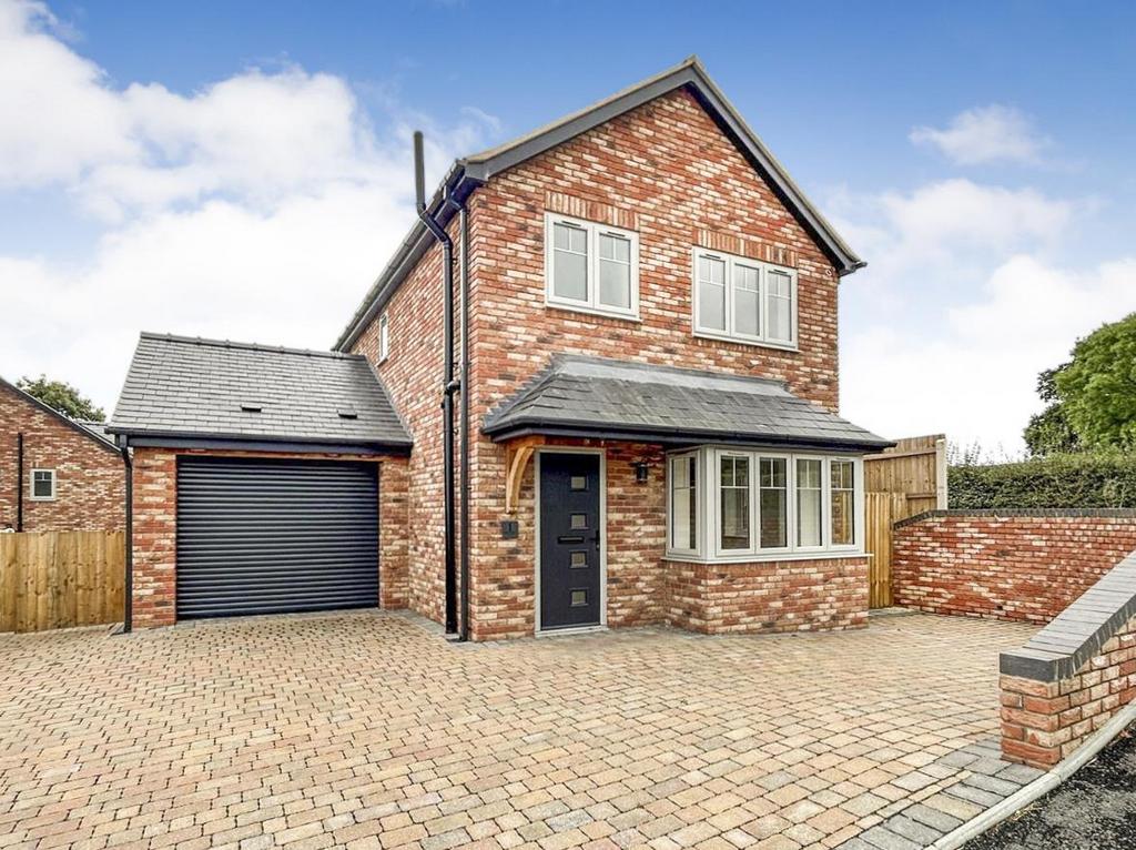 Breidden View, Llansantffraid 3 bed detached house for sale - £315,000