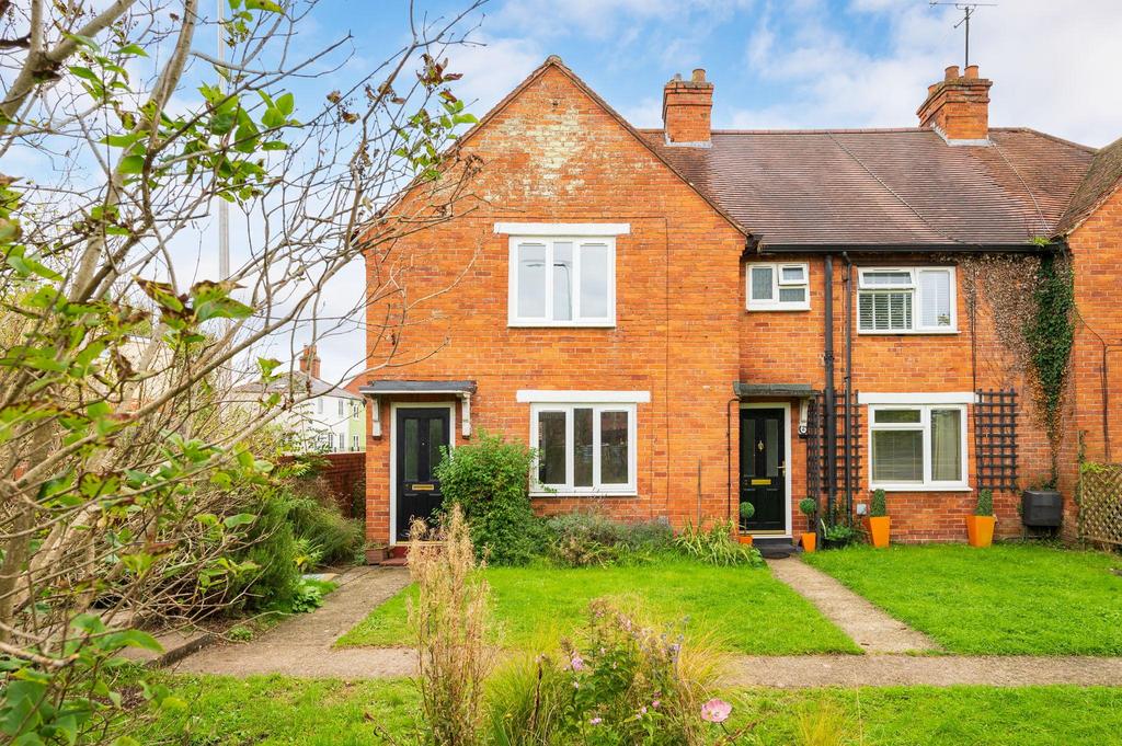 Shaw Bridge, Kiln Road, Newbury, RG14 3 bed semi-detached house - £350,000