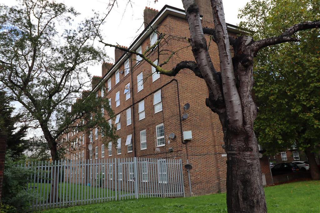 Roan Street, London 2 bed flat - £2,000 pcm (£462 pw)