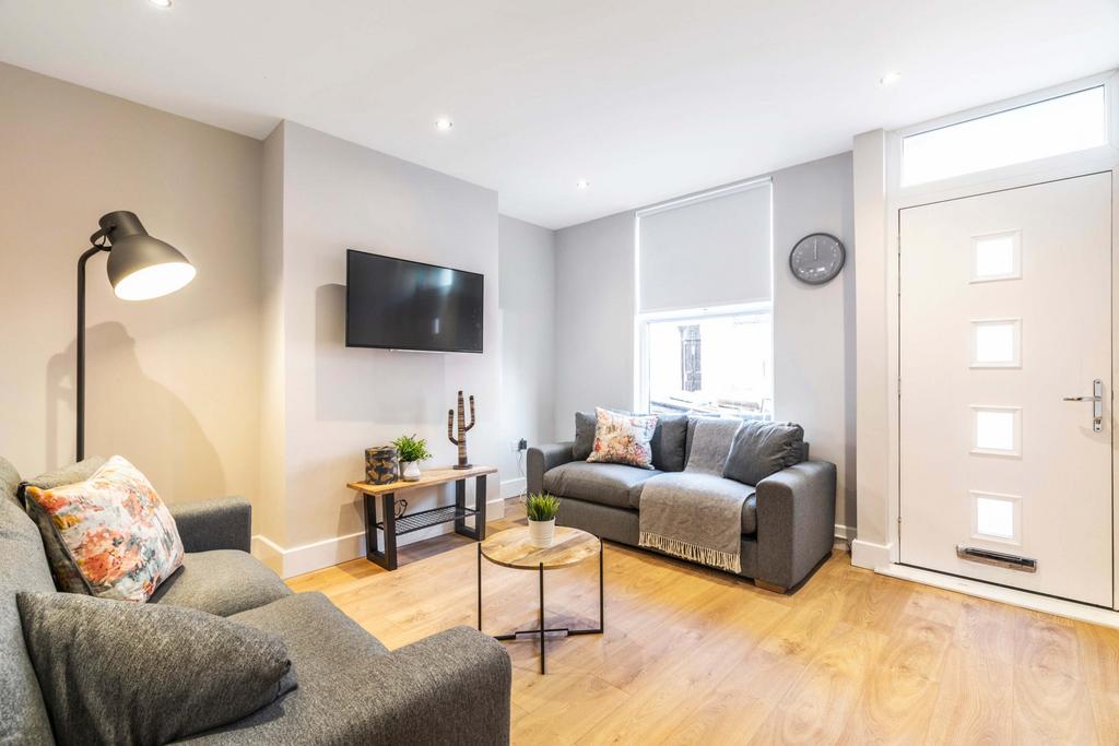 Welton Grove, Leeds LS6 5 bed house - £3,185 pcm (£735 pw)