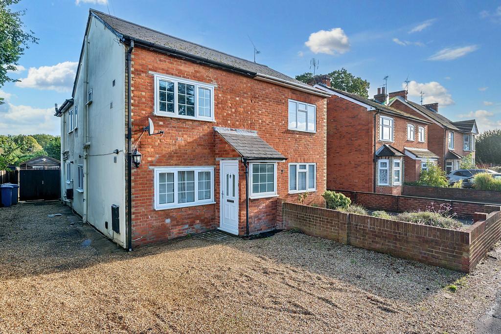 Rosemary Lane, Blackwater GU17 3 bed semi-detached house - £1,800 pcm ...