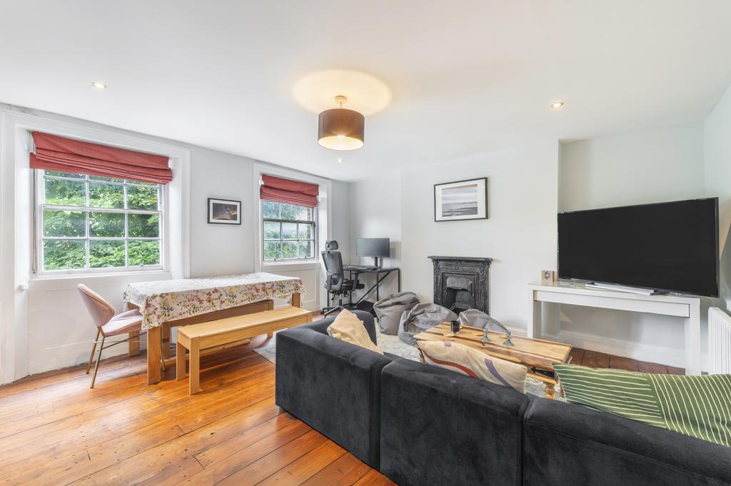 Liverpool Road, Islington, London 2 bed maisonette - £3,000 pcm (£692 pw)