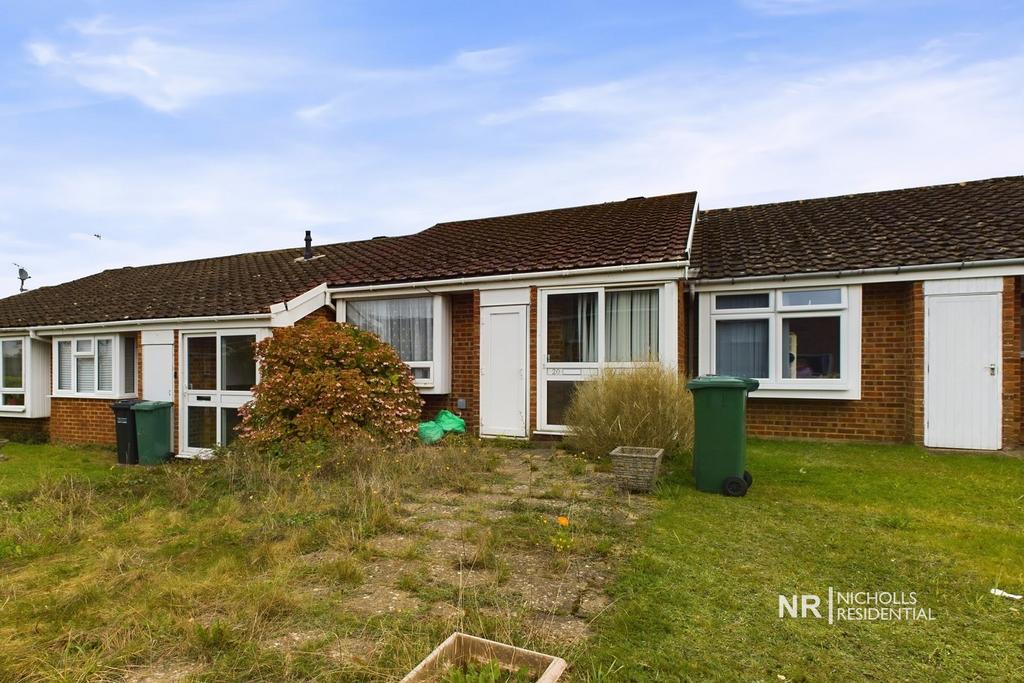 Headley Grove, Tadworth, Surrey. KT20 2 bed bungalow for sale - £325,000