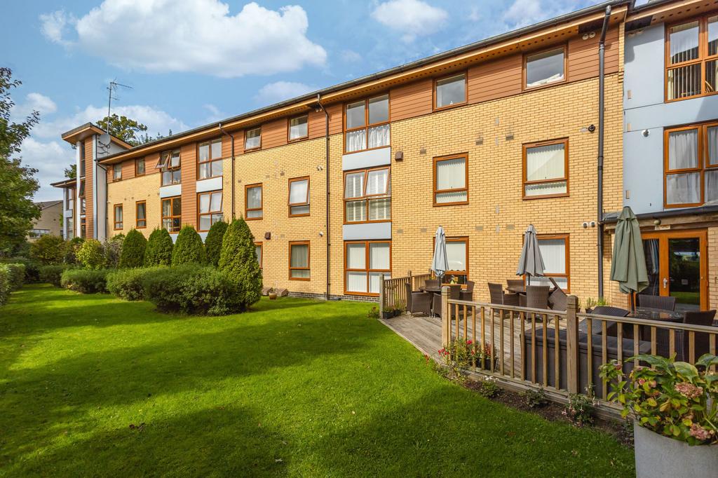 Commonwealth Drive, Crawley RH10 2 bed flat - £180,000
