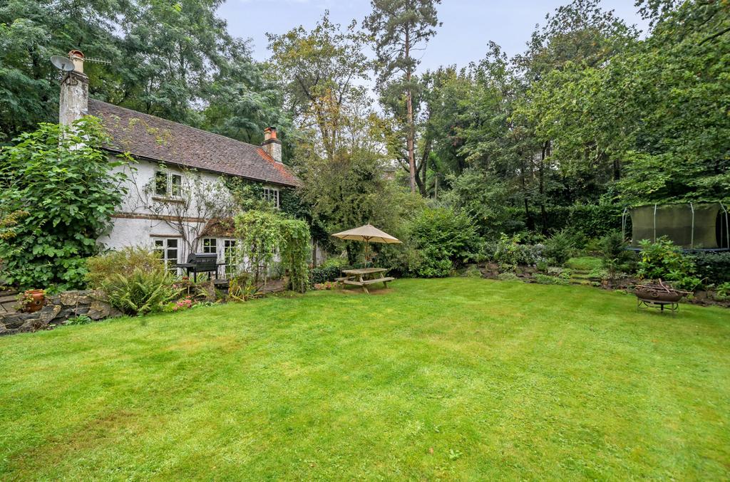 Aveley Close, Farnham, Surrey, GU9 3 bed detached house for sale - £750,000