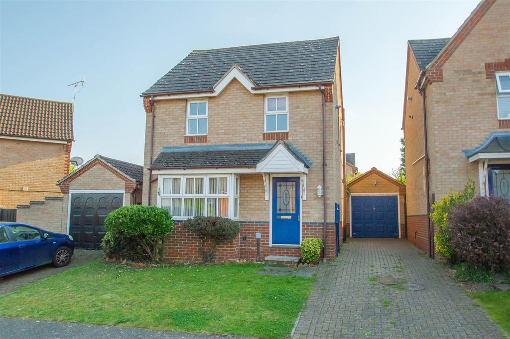 Lowry Close, Haverhill CB9 3 bed detached house - £295,000