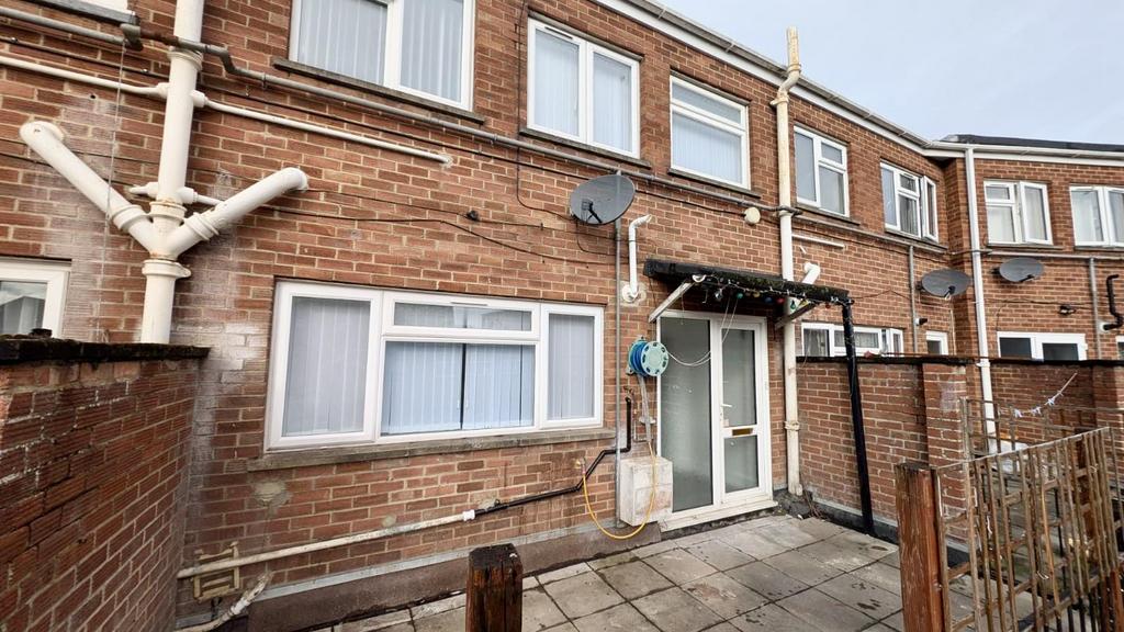 Market Parade, Havant PO9 3 bed flat to rent - £1,300 pcm (£300 pw)