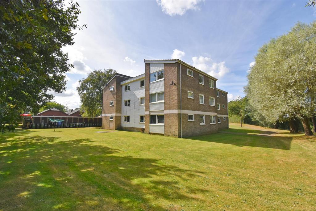 Ormesby Road, Badersfield, Norwich 2 bed flat - £825 pcm (£190 pw)