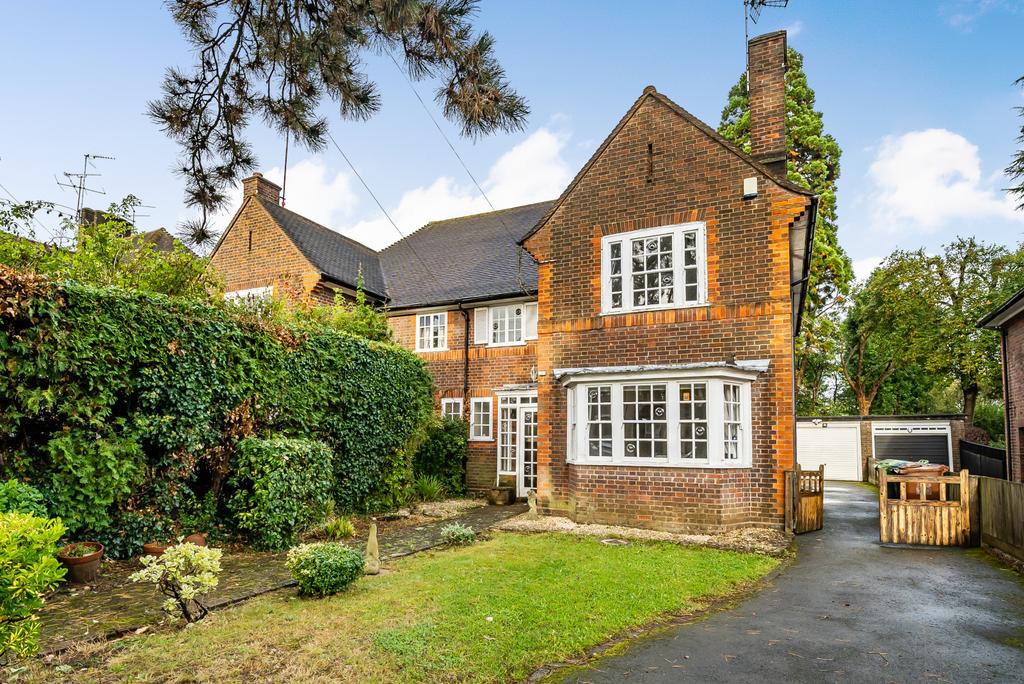 Woodhall Drive, Pinner, Middlesex, HA5 4 bed semi-detached house - £825,000