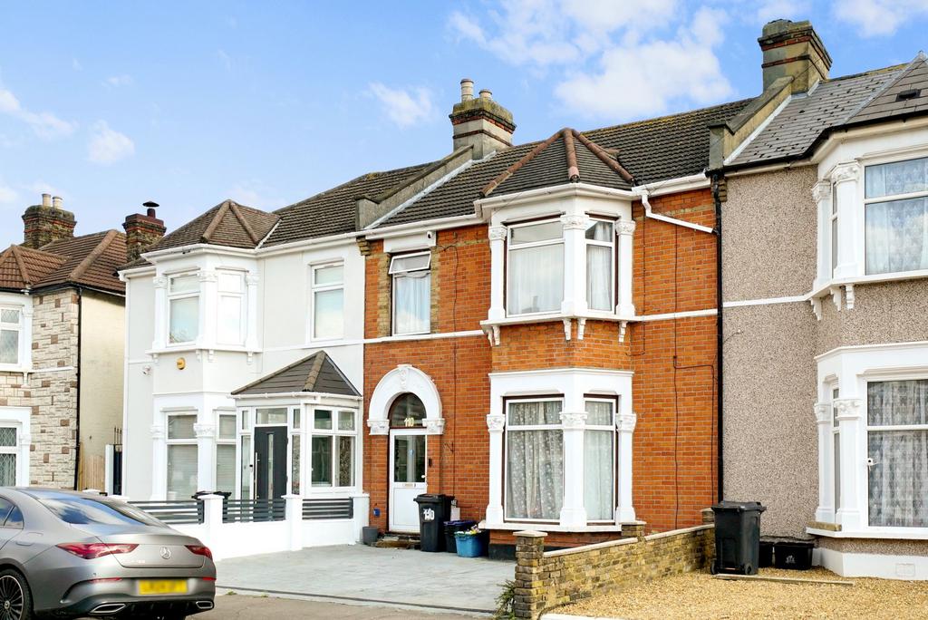 Blythswood Road, Seven Kings, IG3 4 bed house for sale - £629,995