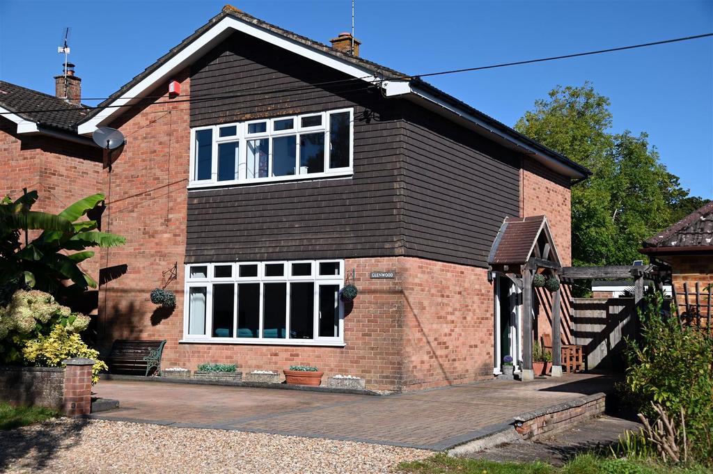 New Inn Lane, Bartley, Hampshire 3 bed detached house - £585,000