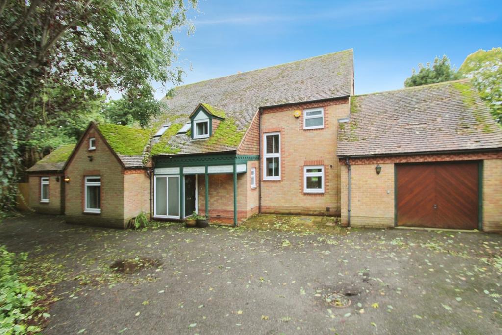 London Road, Datchet SL3 4 bed detached house - £1,800 pcm (£415 pw)