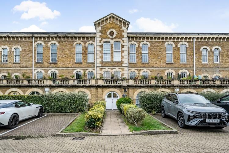 Royal Drive London N11 3 bed apartment - £2,900 pcm (£669 pw)