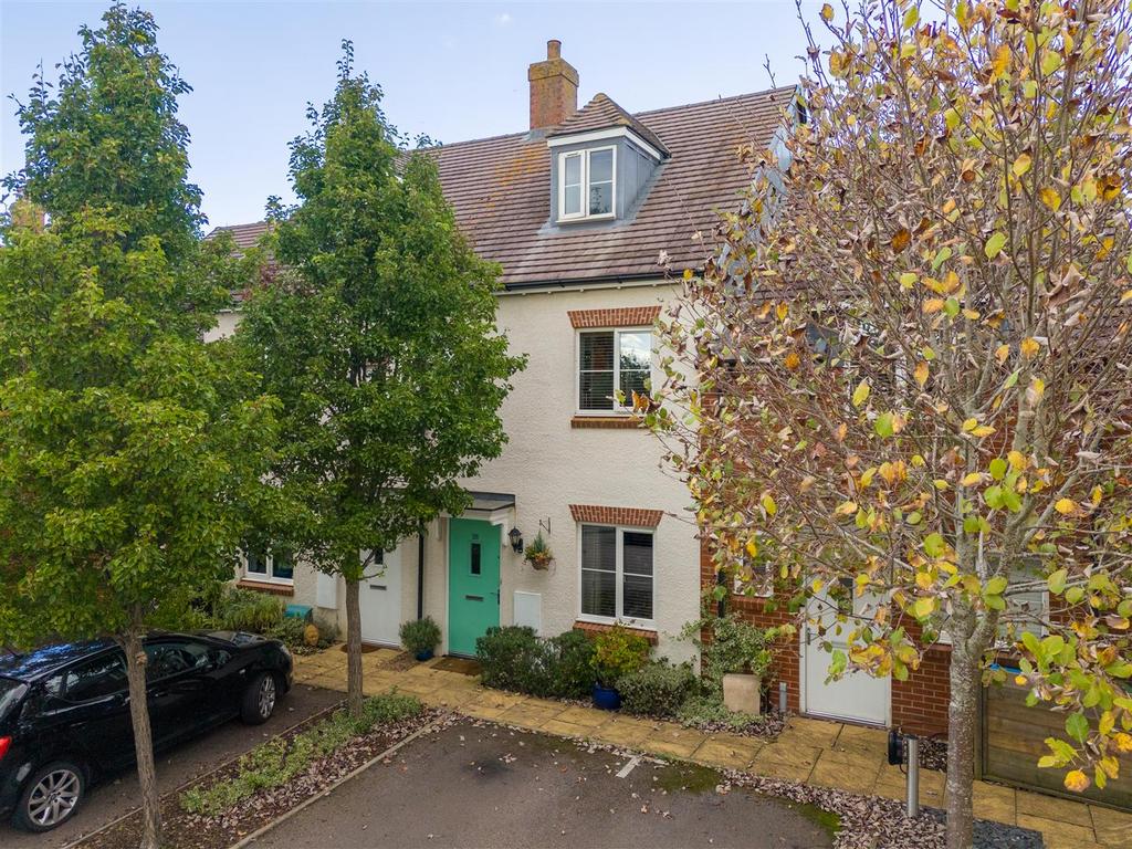 Pilots Place, Aylesbury HP17 3 bed terraced house - £385,000