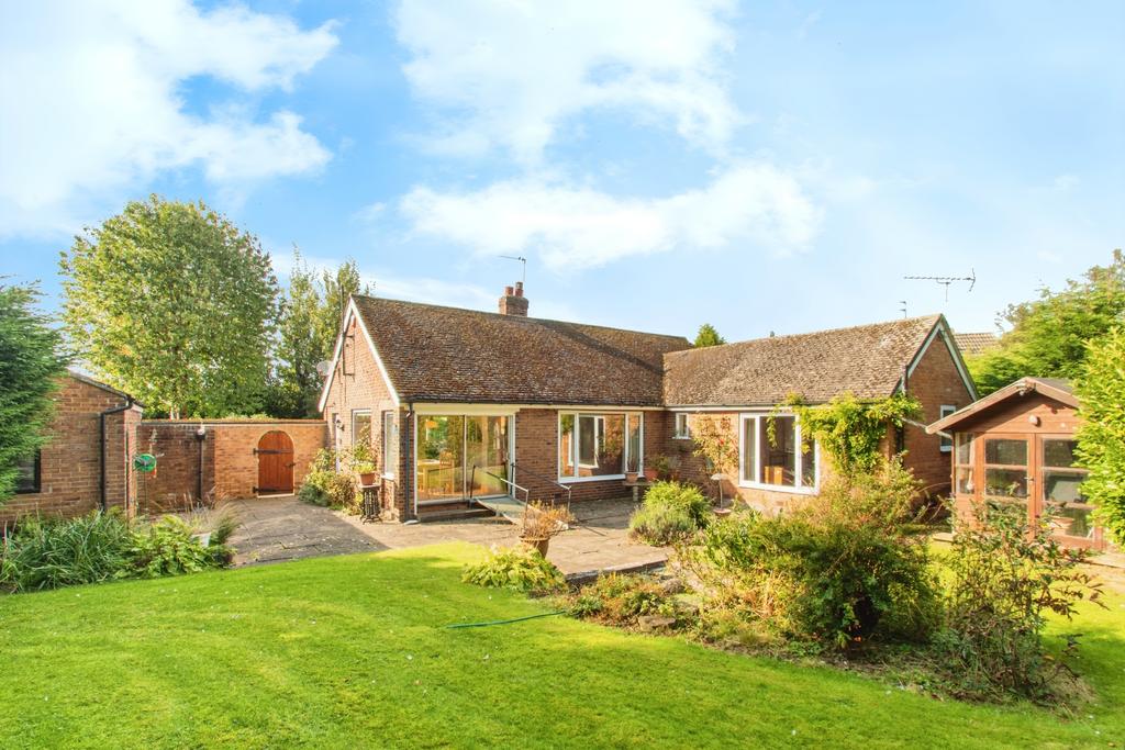 Baghill Road, Wakefield WF3 3 bed bungalow - £495,000