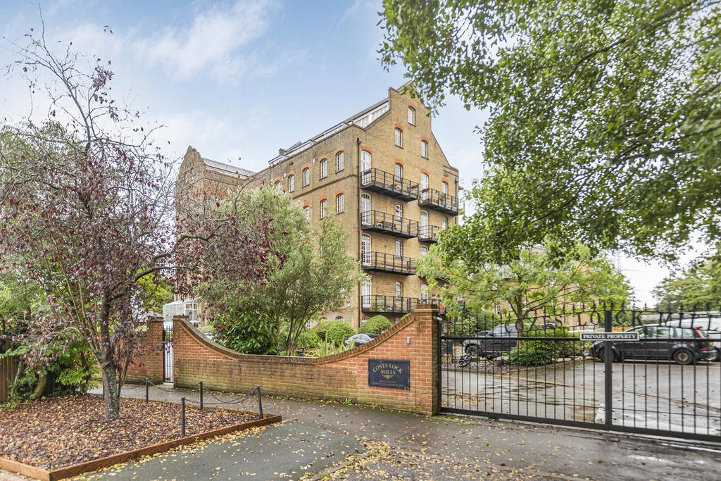 John Bunn Mill, Addlestone, KT15 2 bed apartment - £350,000