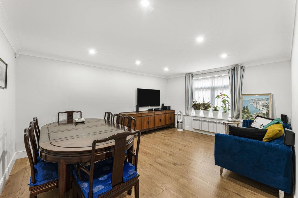 Bridgewater Square, London, EC2Y 2 bed apartment for sale - £725,000