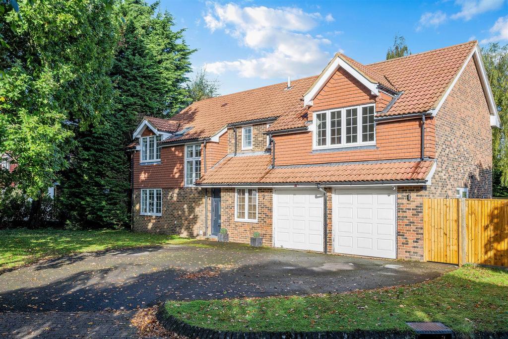 Barn Close, Banstead 5 bed detached house - £3,500 pcm (£808 pw)