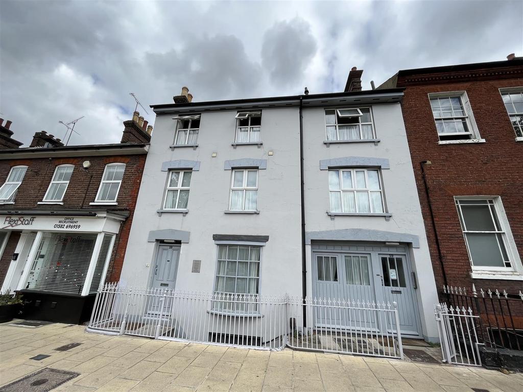 The Grey House, Dunstable 3 bed flat - £1,200 pcm (£277 pw)