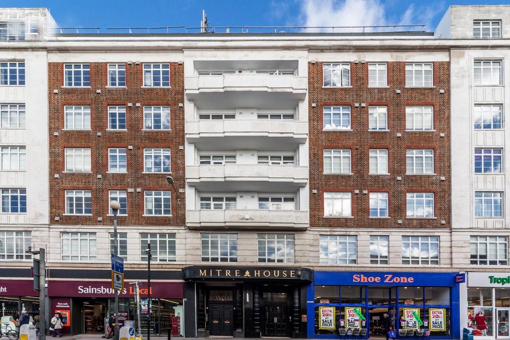 Mitre House, 149 Western Road... 2 bed flat - £1,900 pcm (£438 pw)