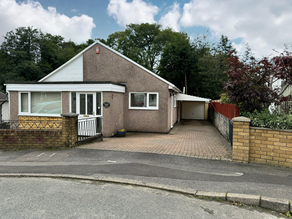 Tonteg, Pontypridd CF38 3 bed bungalow - £300,000