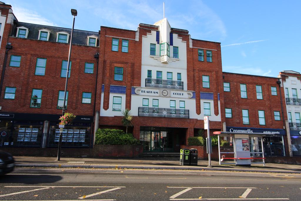 Central Road, Worcester Park KT4 2 bed apartment - £1,600 pcm (£369 pw)