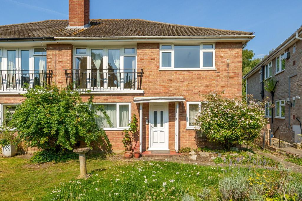 Shaef Way, Teddington, TW11 2 bed flat - £1,995 pcm (£460 pw)