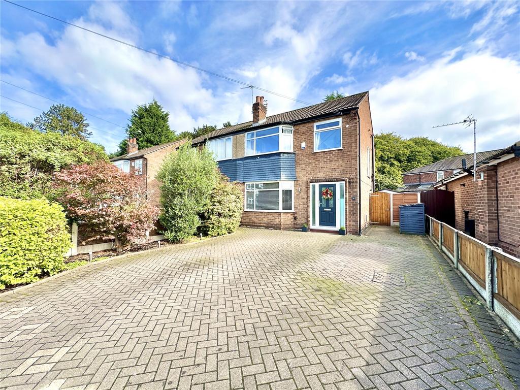 Oxford Avenue, Trafford M33 3 bed semi-detached house - £425,000