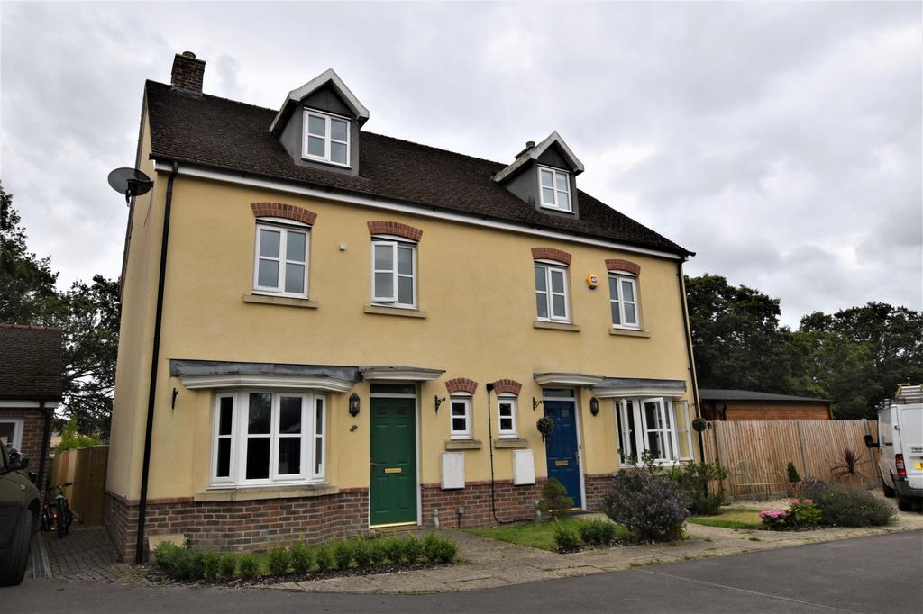 Acorn Gardens, Reading RG7 4 bed semi-detached house - £1,950 pcm (£450 pw)
