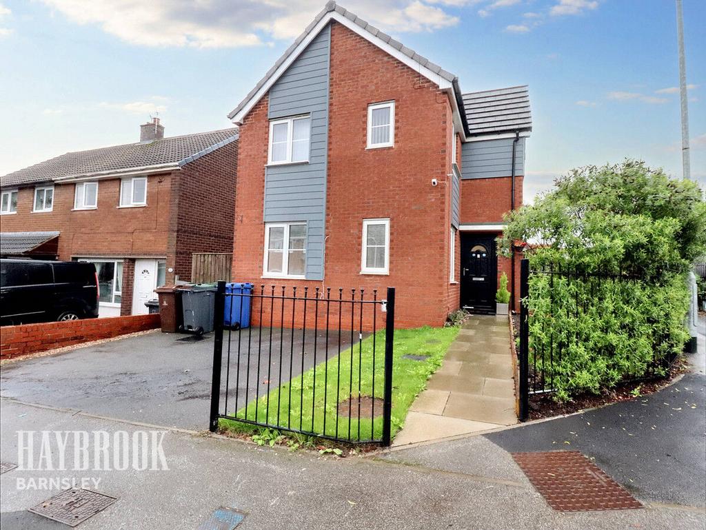 Larch Place, Barnsley 3 bed detached house - £165,000