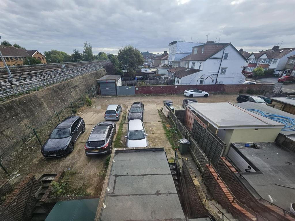 Station Road, North Harrow 4 bed flat - £2,800 pcm (£646 pw)