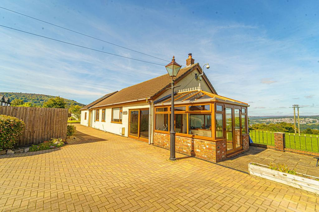 Penyrheol, Pontypool, NP4 6 bed detached house for sale - £730,000