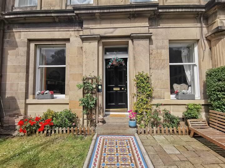 29, Hillside Crescent, Edinburgh, EH7... 3 bed flat - £2,350 pcm (£542 pw)