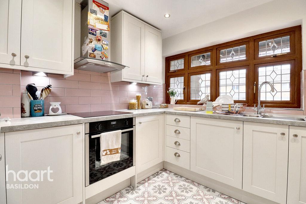 Whitmore Way, Basildon 2 bed end of terrace house - £300,000