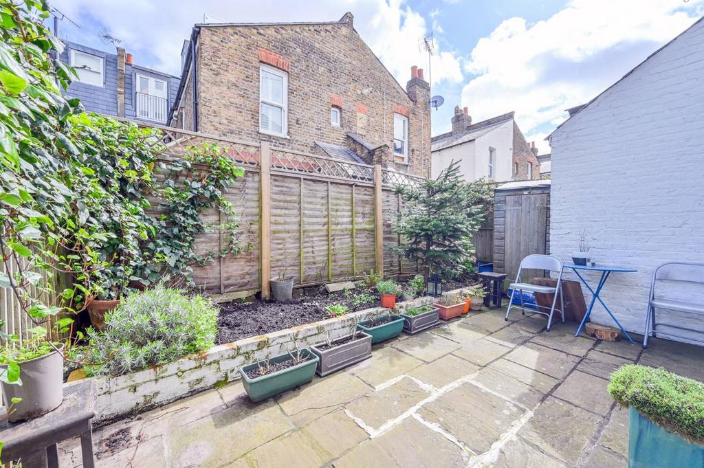 Ormiston Grove, Shepherd's Bush... 2 bed flat - £2,400 pcm (£554 pw)