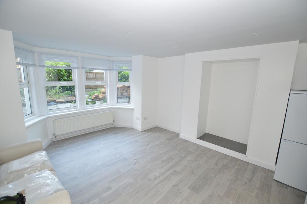 Gatestone Road, London, SE19 1 bed apartment - £1,375 pcm (£317 pw)