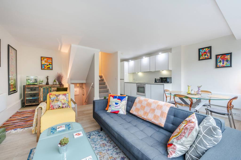 Aragon Tower, George Beard Road... 2 bed flat - £375,000