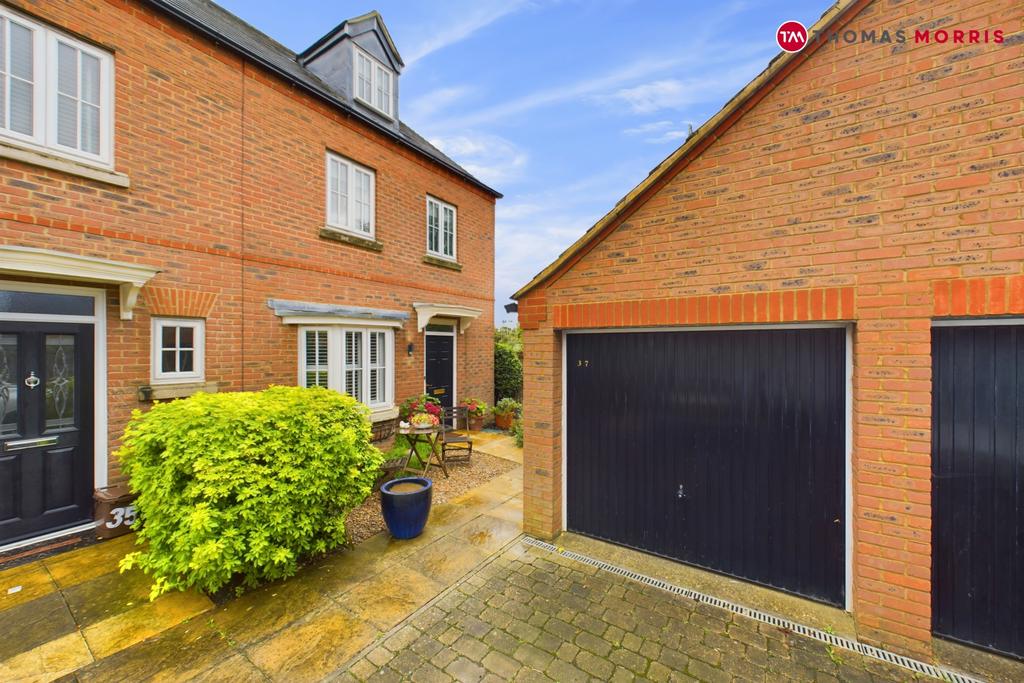 Owlswood, Bedfordshire SG19 4 bed end of terrace house for sale - £370,000
