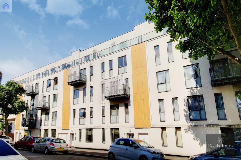 Crampton Street, London SE17 3 bed apartment - £3,000 pcm (£692 pw)