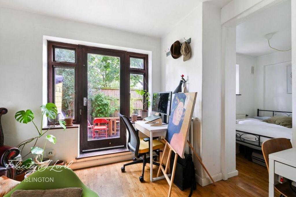 St Peter's Street, London Studio for sale - £300,000