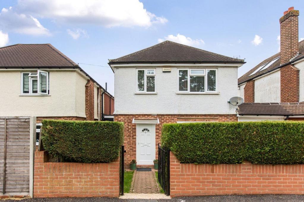 Lambarde Drive, Sevenoaks TN13 3HX 3 bed detached house - £2,200 pcm (£508 pw)