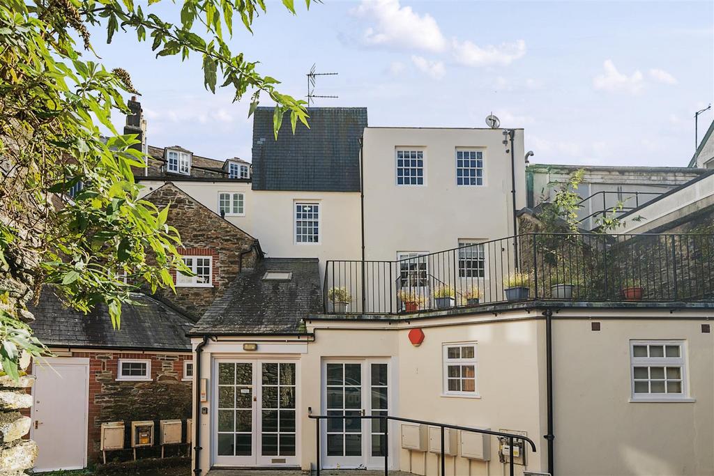 Newmarket Court, Tavistock 2 bed apartment - £160,000